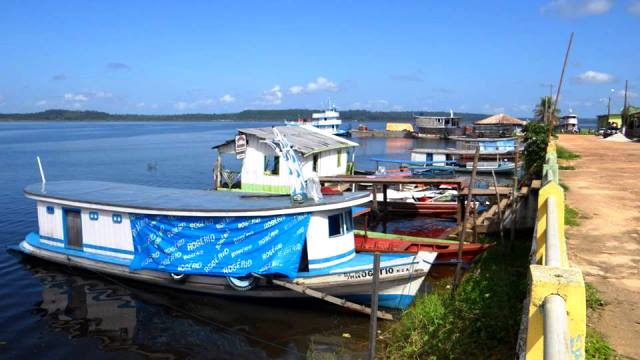 EMBARCAÇÕES NA BEIRA DO RIO NHAMUNDÁ, EM FARO-PA - AMAZÔNIA ACONTECE
