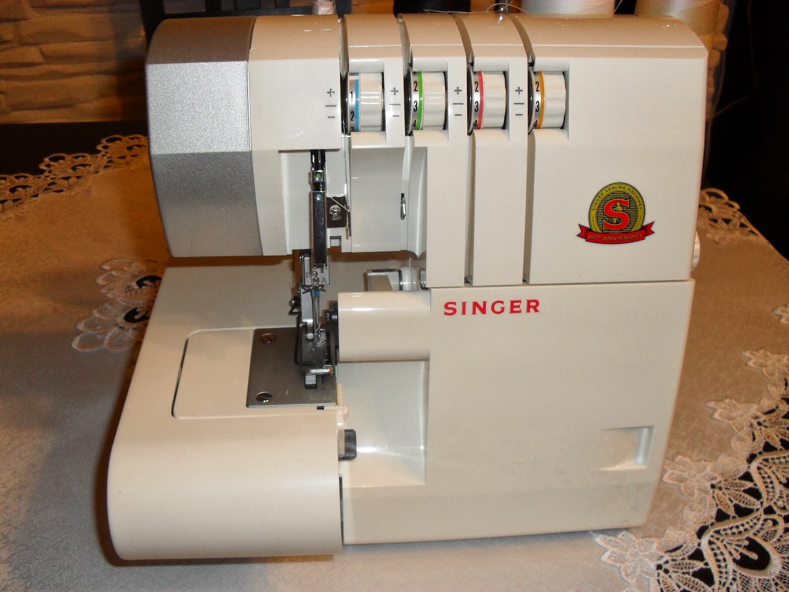 Poczwarka Prezentuje...: Overlock SINGER 14SH754 i 2-minutowa przeróbka