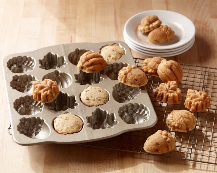 Fifi Flowers: Baking a Table