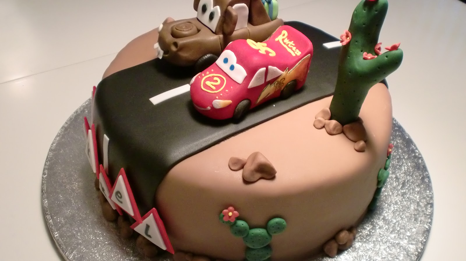 CAKEDREAMS: Cars kage - Lynet mcqueen og bumle