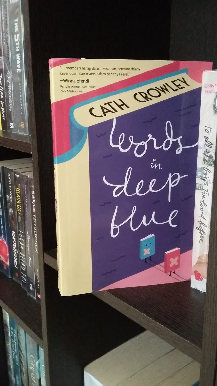 REVIEW BUKU WORDS IN DEEP BLUE BY CATH CROWLEY