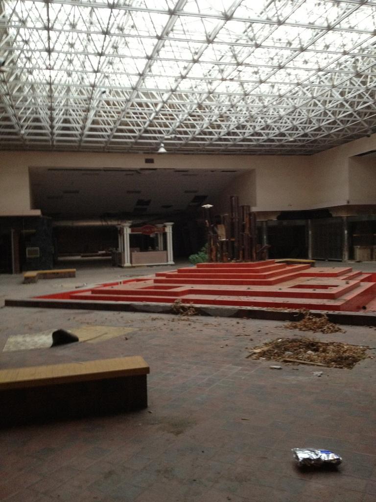 Dead and Dying retail: Rolling Acres Mall in Akron, Ohio