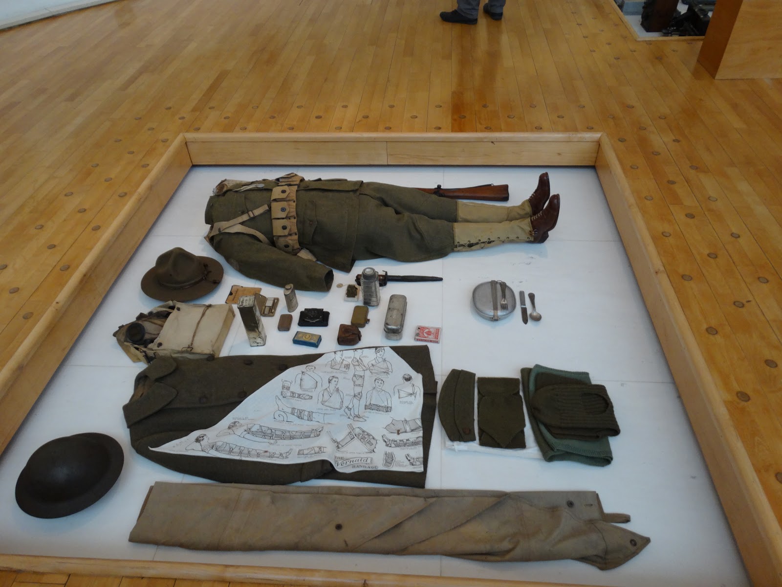 Tour of WW1 and WW2 battlefields: Uniforms and equipment of the ...