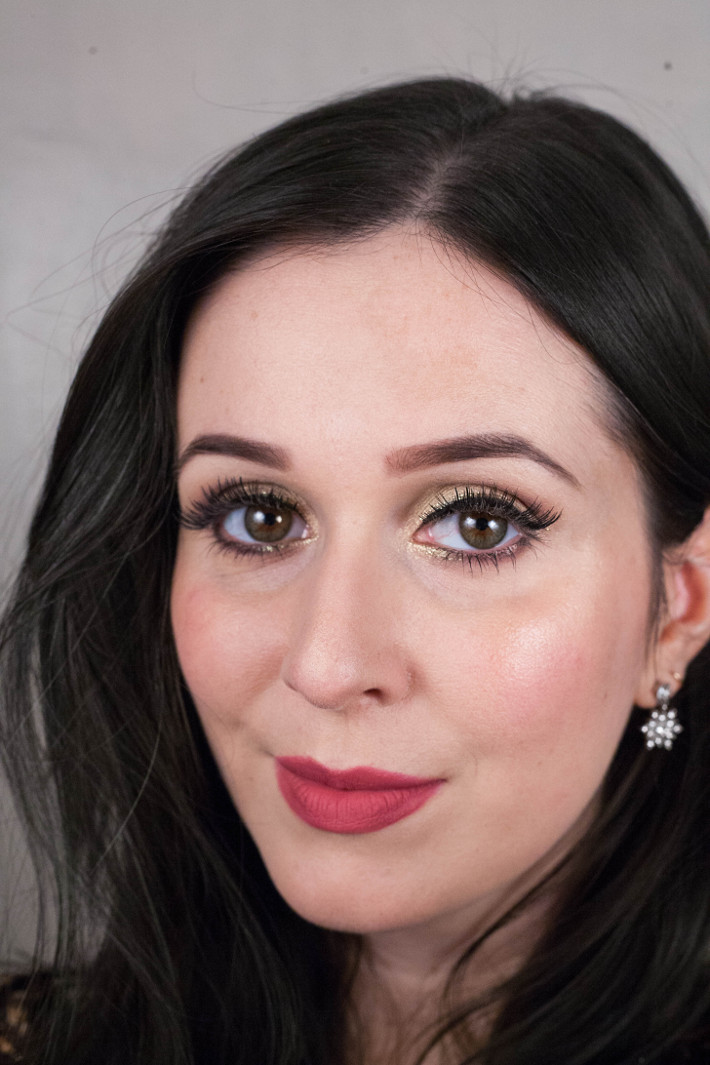 Beauty: soft gold NYE makeup tutorial - THE STYLING DUTCHMAN.