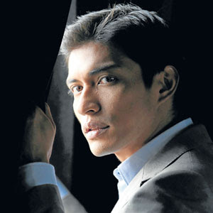 Adi Putra Dalam Filem Don 2 ~ DUNIA EDY