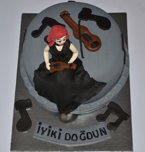 Renkli Tatlar Hayata Tat Katar: Keman Pasta (Violin Cake)