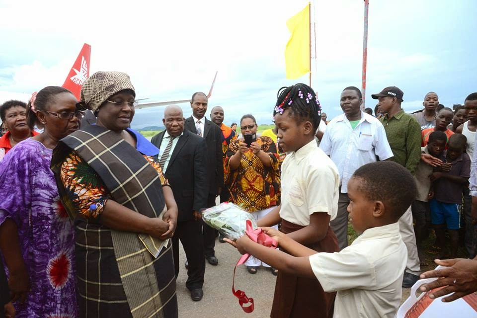 Moçambique Terra Queimada: Primeira Dama em Tete - 31-01-2015