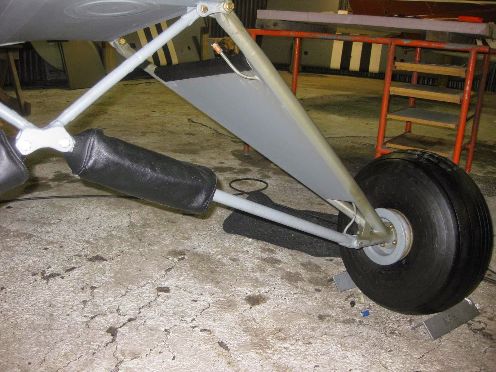 Piper L-4J Grasshopper "LN-MAV": Modified gear-legs...