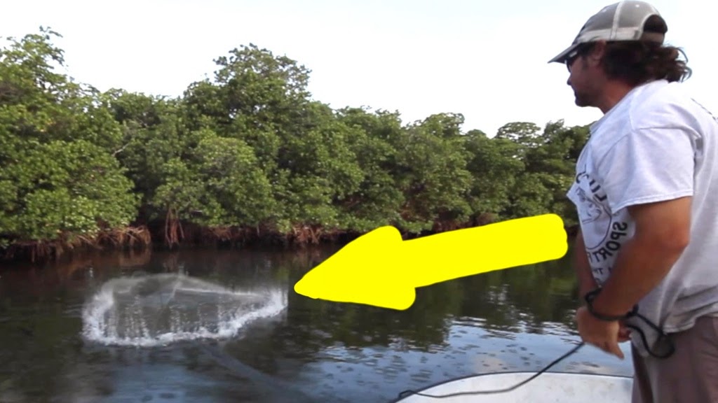 One Handed Cast Net Throw in Slow Motion - Lunkerdog