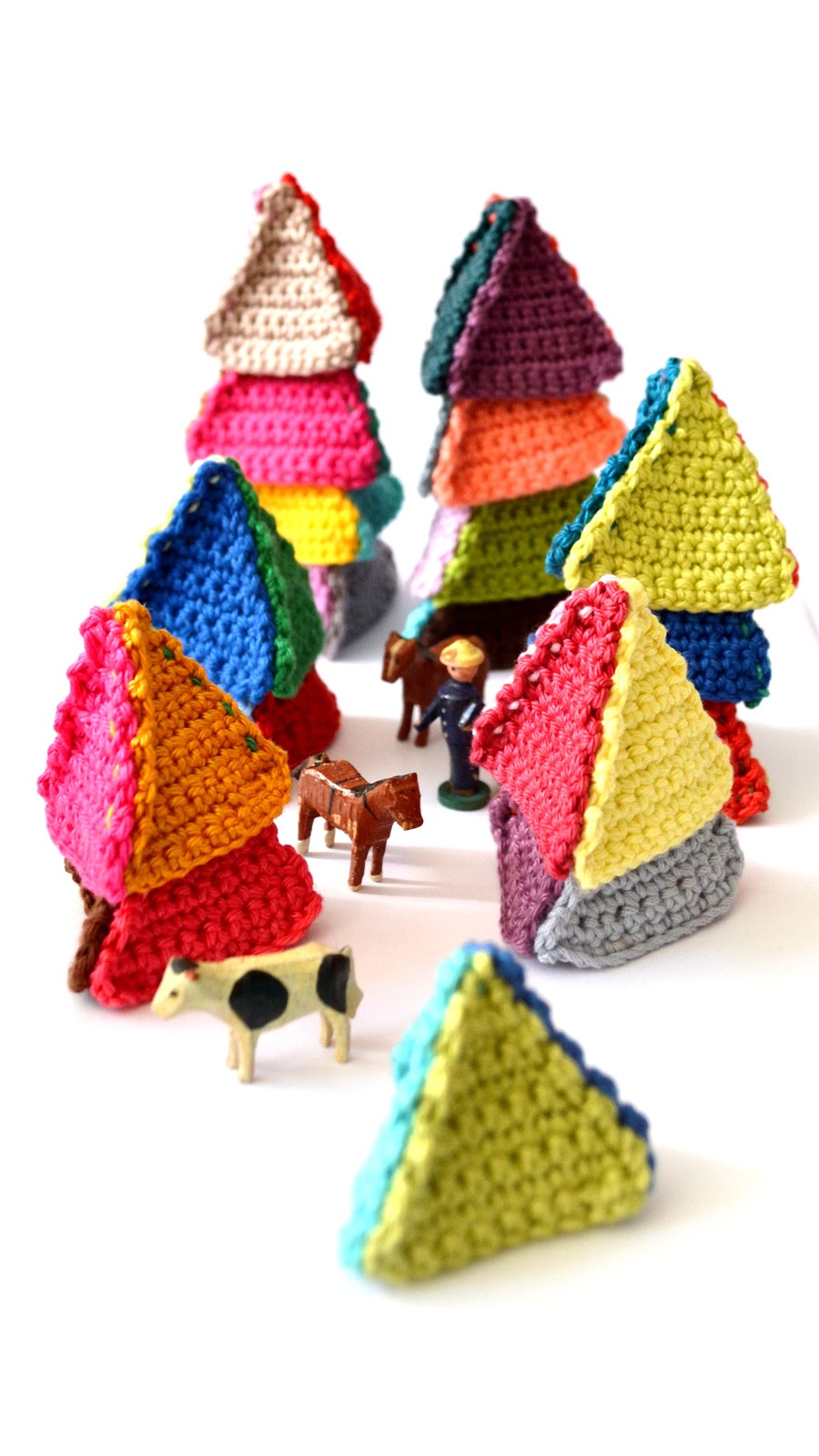 ingthings: DIY crochet pyramid, triangle, mountain, whatever you like ...