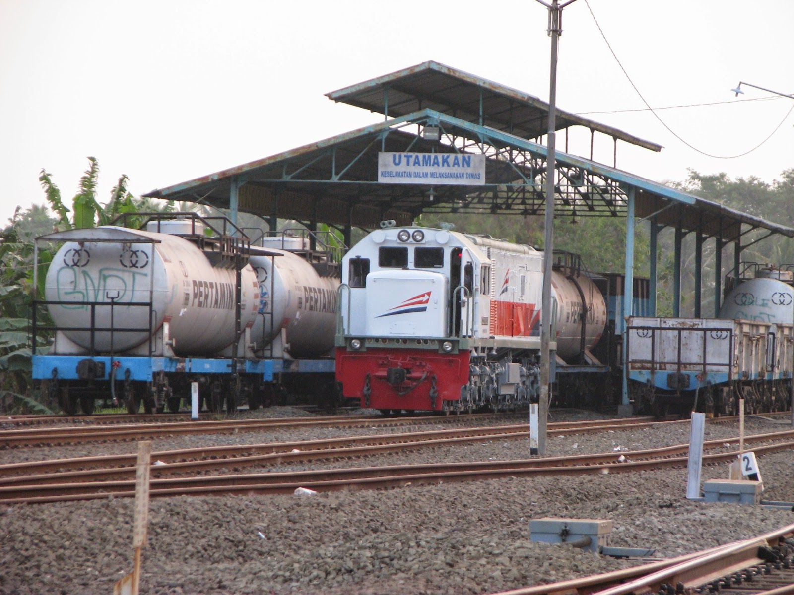 Kereta Api Indonesia: Lokomotif CC201 Melangsir Gerbong di Dipo Ketel ...