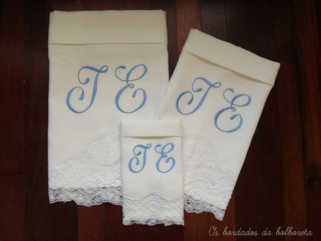 Os Bordados da Bolboreta: Juego de toallas de lino con iniciales bordadas