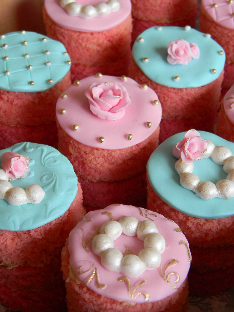 Nabeela's Bakeshop: Pink Ombre Mini Cakes