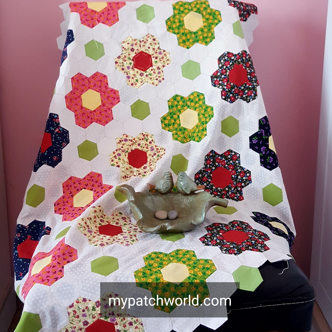 hexagon flower quilt tutorial | All about patchwork and quilting