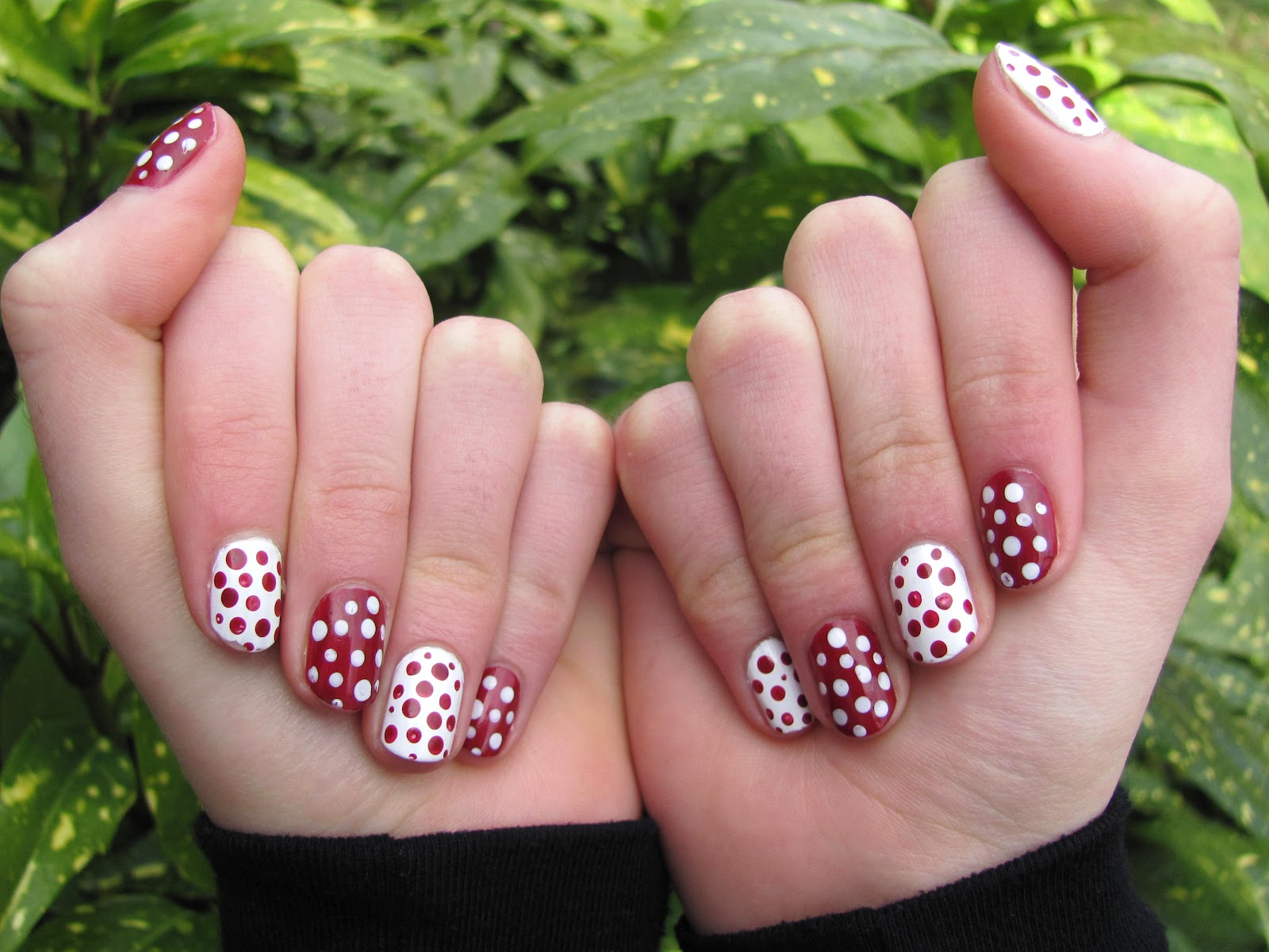 Vivi K: Polka dot nails: DIY