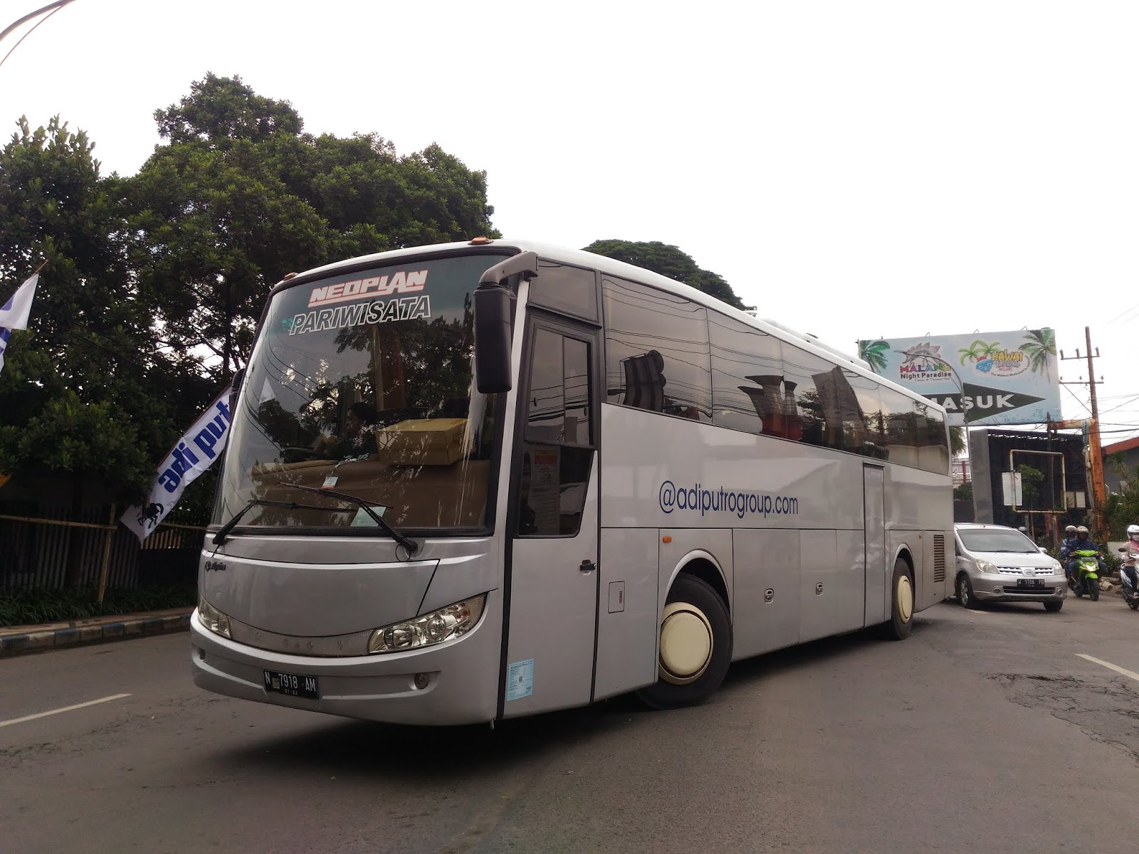 Mengulas Neoplan Smile milik Adiputro