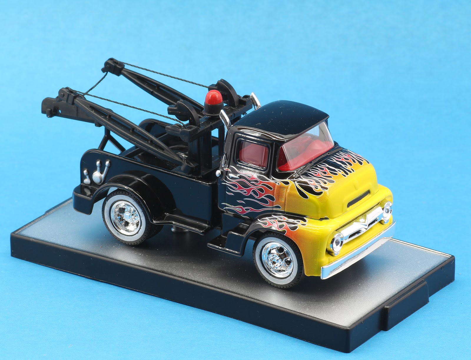 Incredible Mini Garage: Ford COE 1956 Tow Truck Flames 1/64 M2