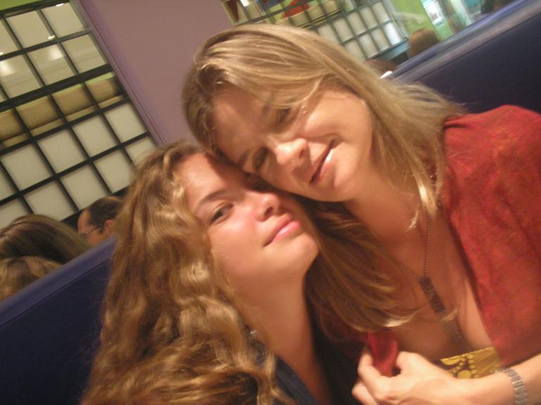 fã clube rebelde: Lua Blanco, Ana Terra e Estrela revelam a importância da mãe para a família