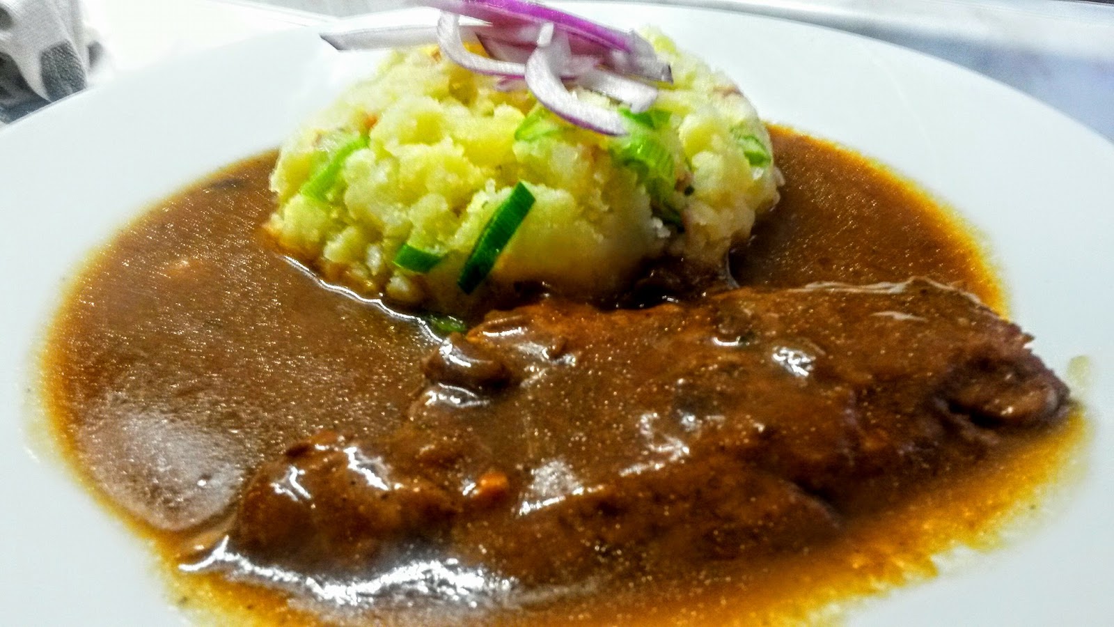 euKUCHYNĚ: Přírodní vepřový plátek se šťouchanými brambory. Vepřové ...