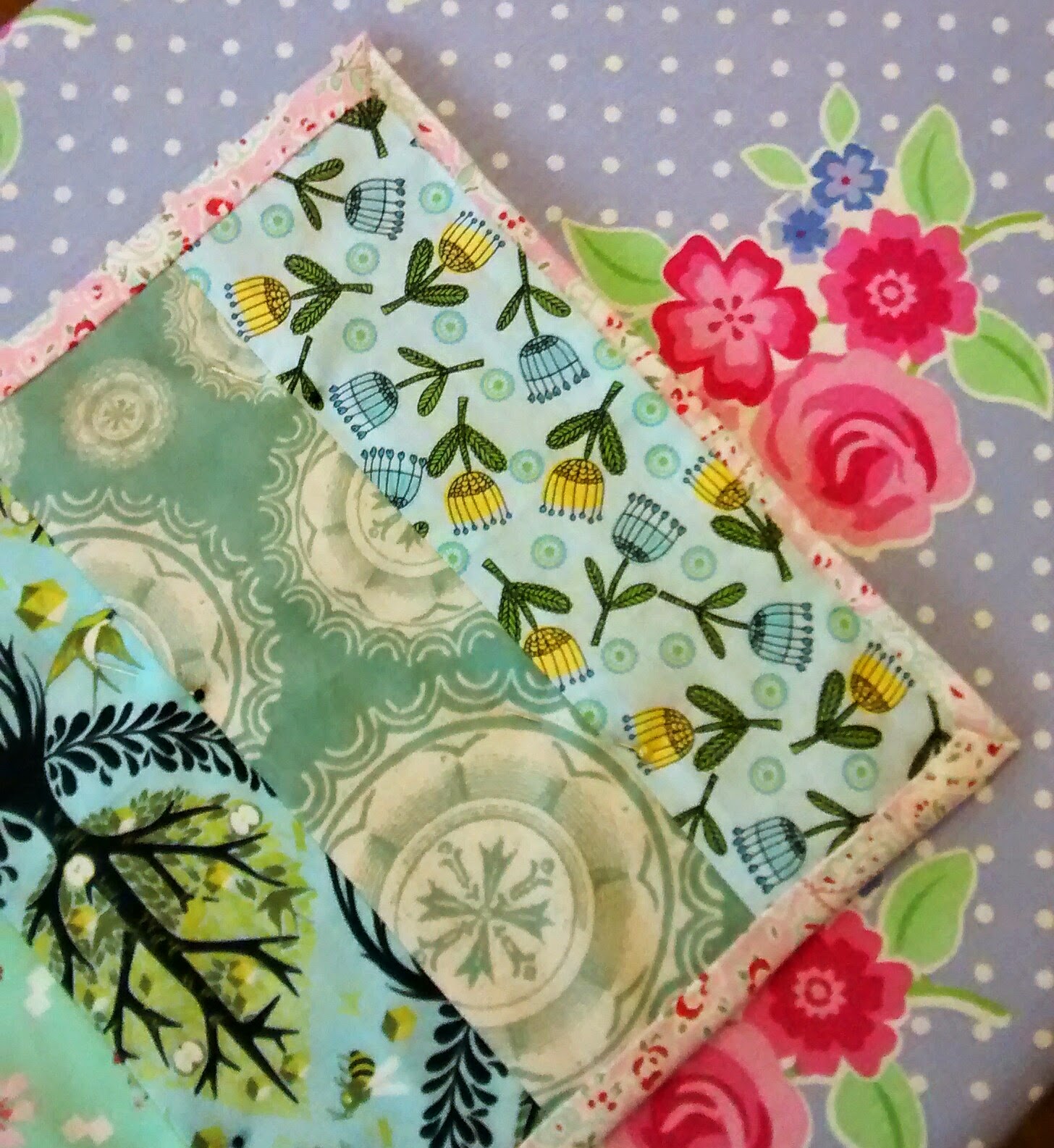 English Rose: Padded Table Runner