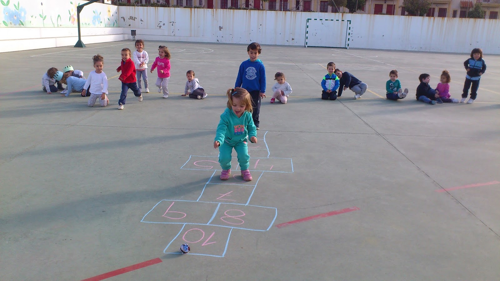 Leticia en Pitufilandia: Aprendemos a jugar a la rayuela