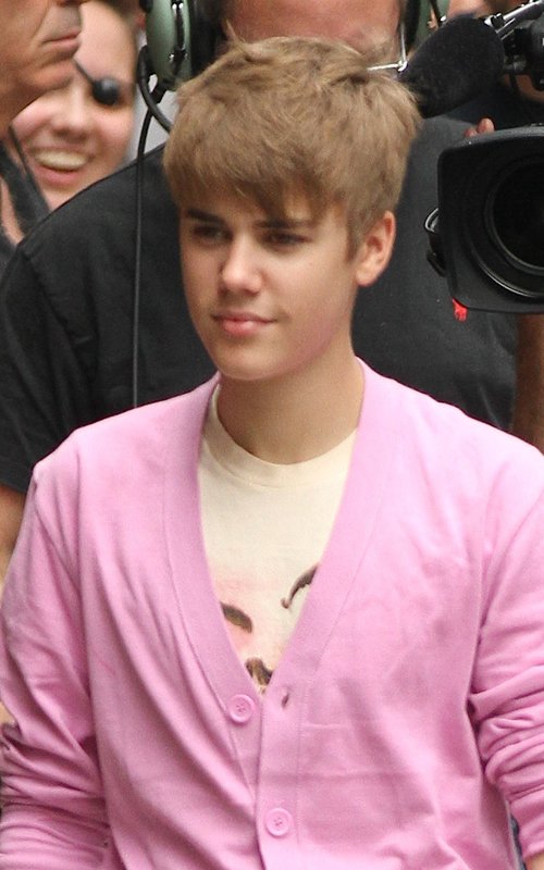 Justin Bieber Looking HOT in Pinks at "Late Show with David Letterman ...