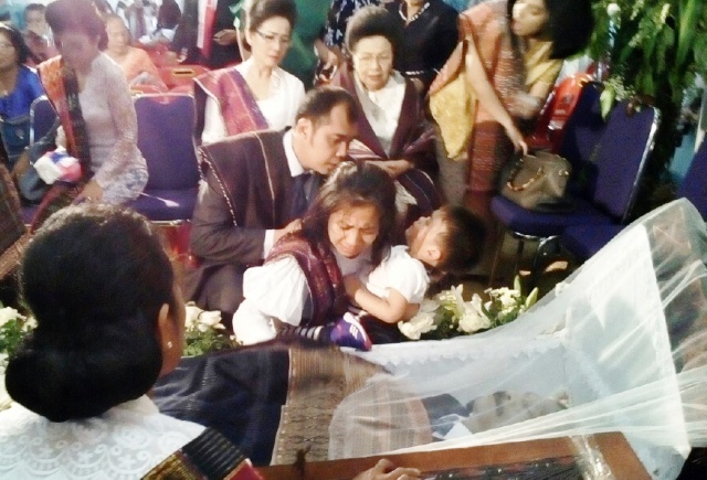 Baru Sampai dari USA, Putri DL Sitorus Nangis Histeris - TobaTimes