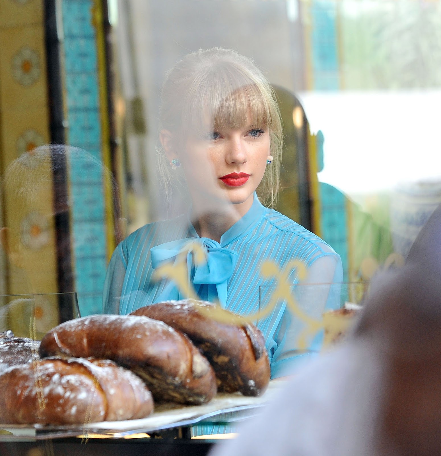 Taylor Swift - Riding a bicycle in Paris