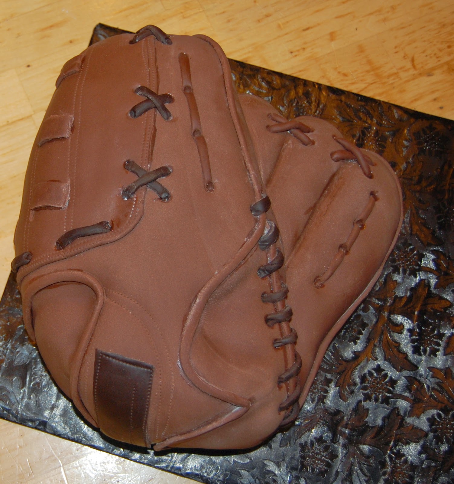 Kim's Cake Studio: Baseball Glove Cake