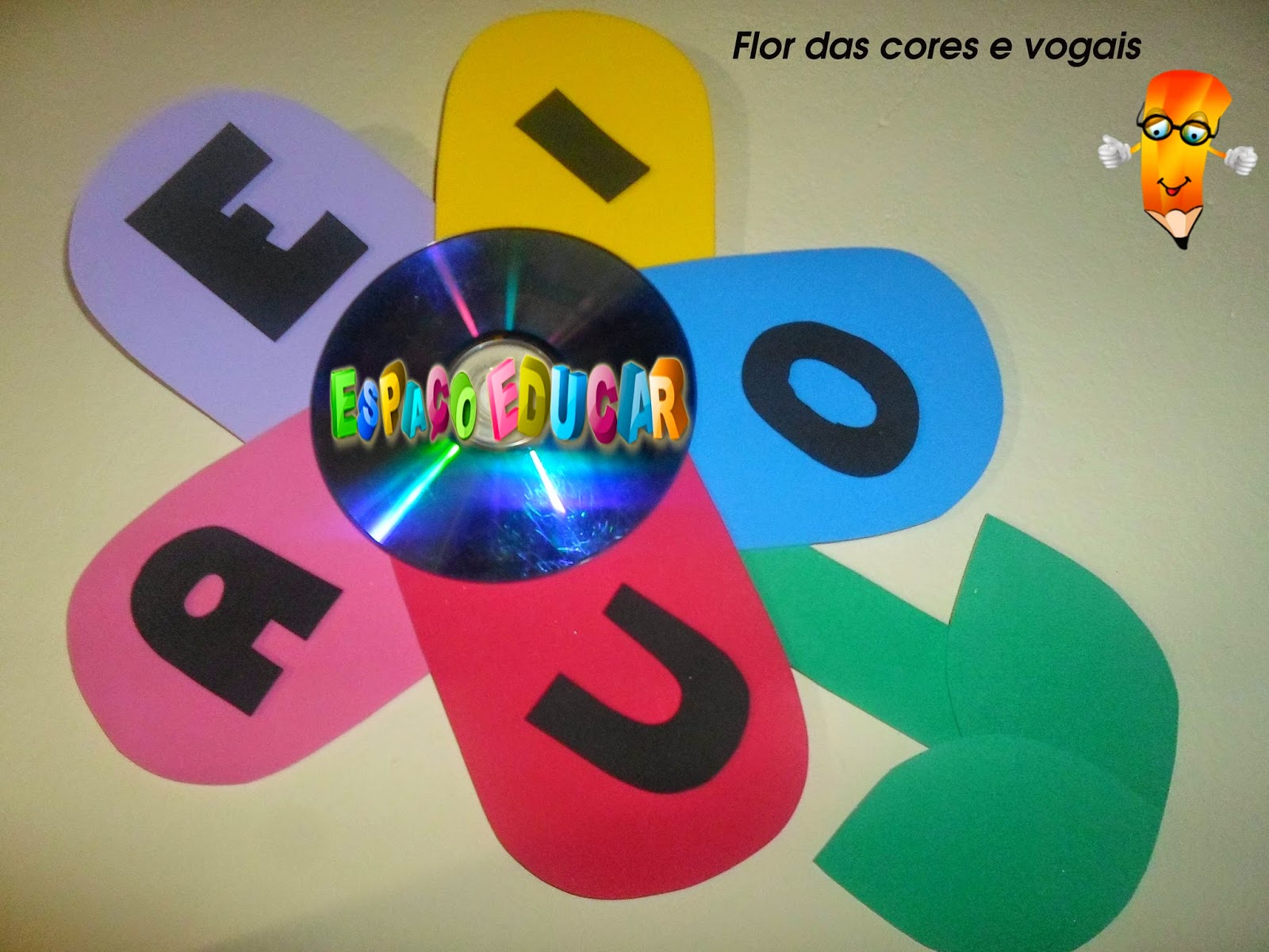 Flor feita com cd usado com vogais e cores-ESPAÇO EDUCAR