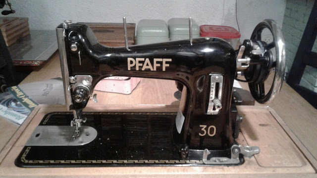 RustyDaytrips.nl: "Big Bertha" Pfaff 30 sewing machine