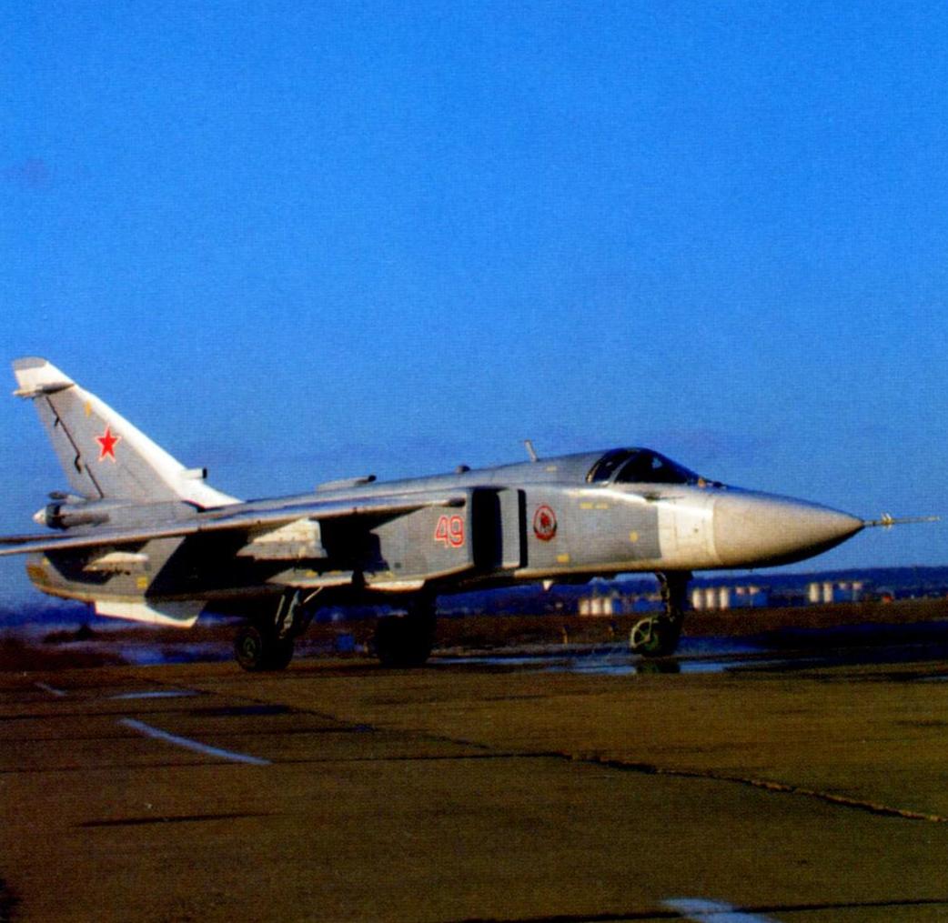 Бомбардировщик Cy-24M Липецкого авиацентра заруливает на стоянку после ...