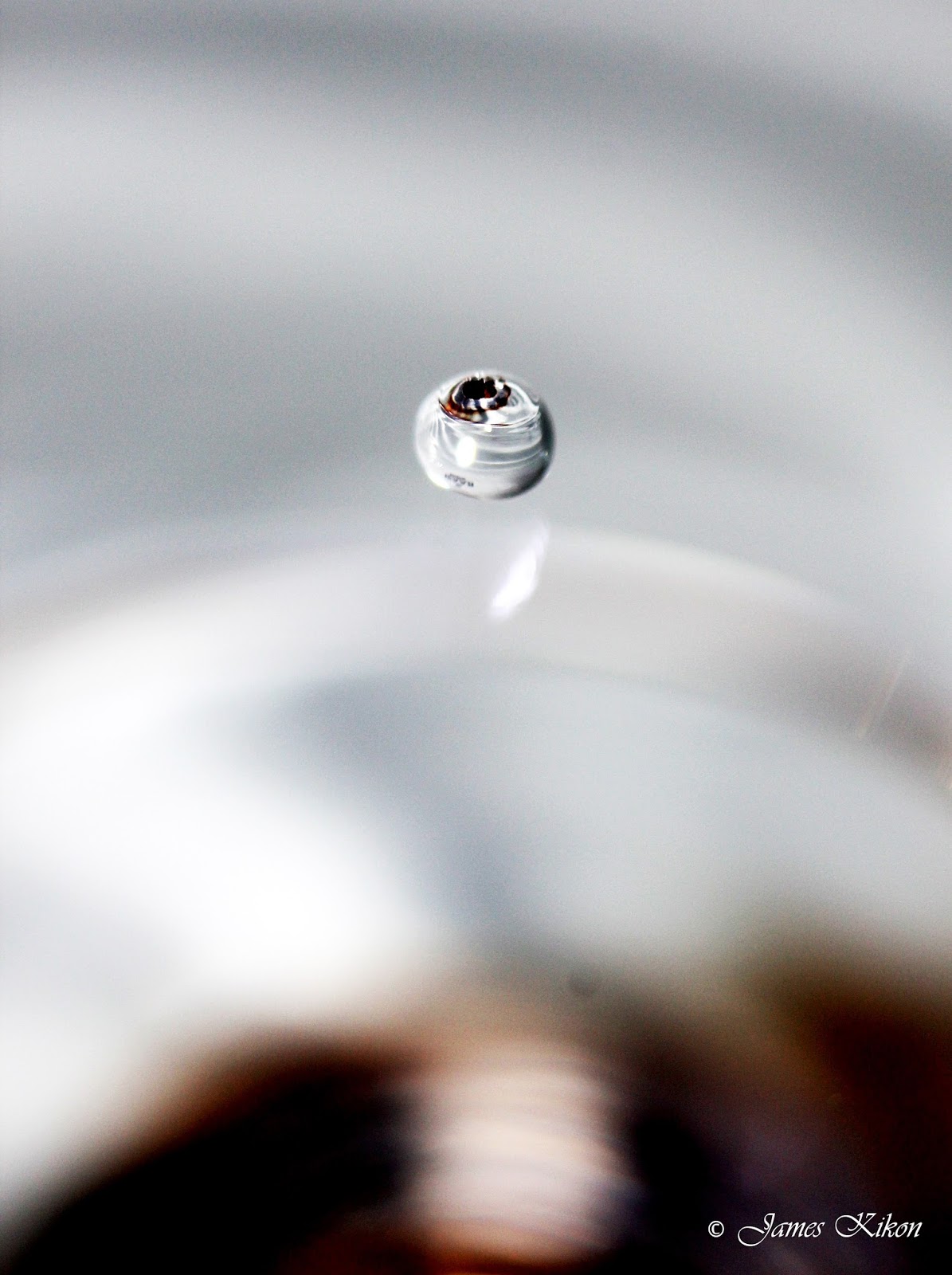 Water droplet splash (Fast shutter speed photo)