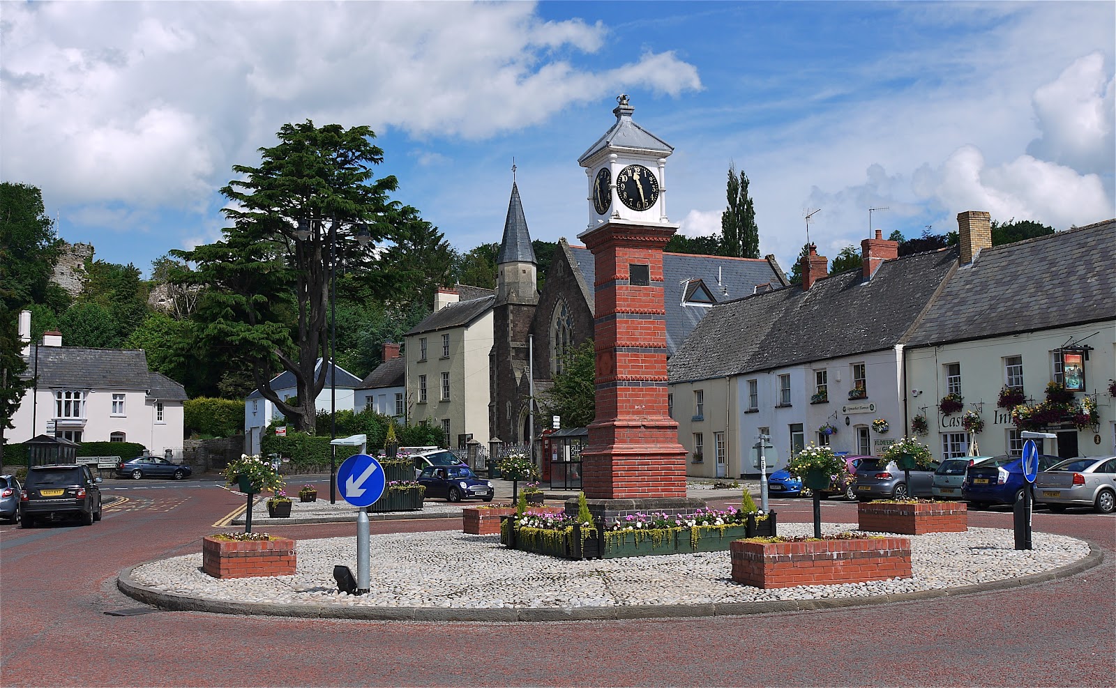Walking in the country: Usk: Usk Castle and Gwehelog Common
