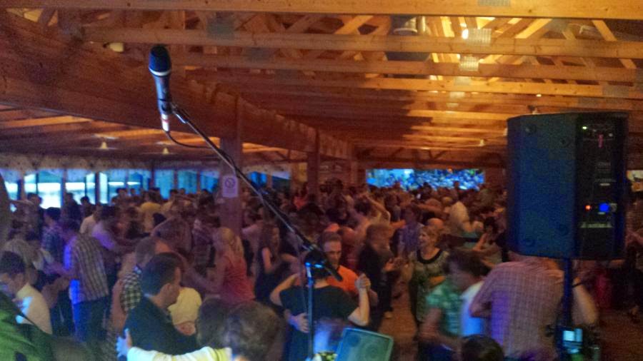 Maarakennus koneita.: Tanssilava / Lavatanssit