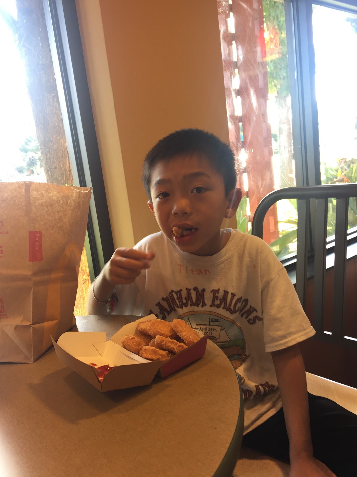 Ethan & Jaden - Life & Experiences: Ethan's first burger!!