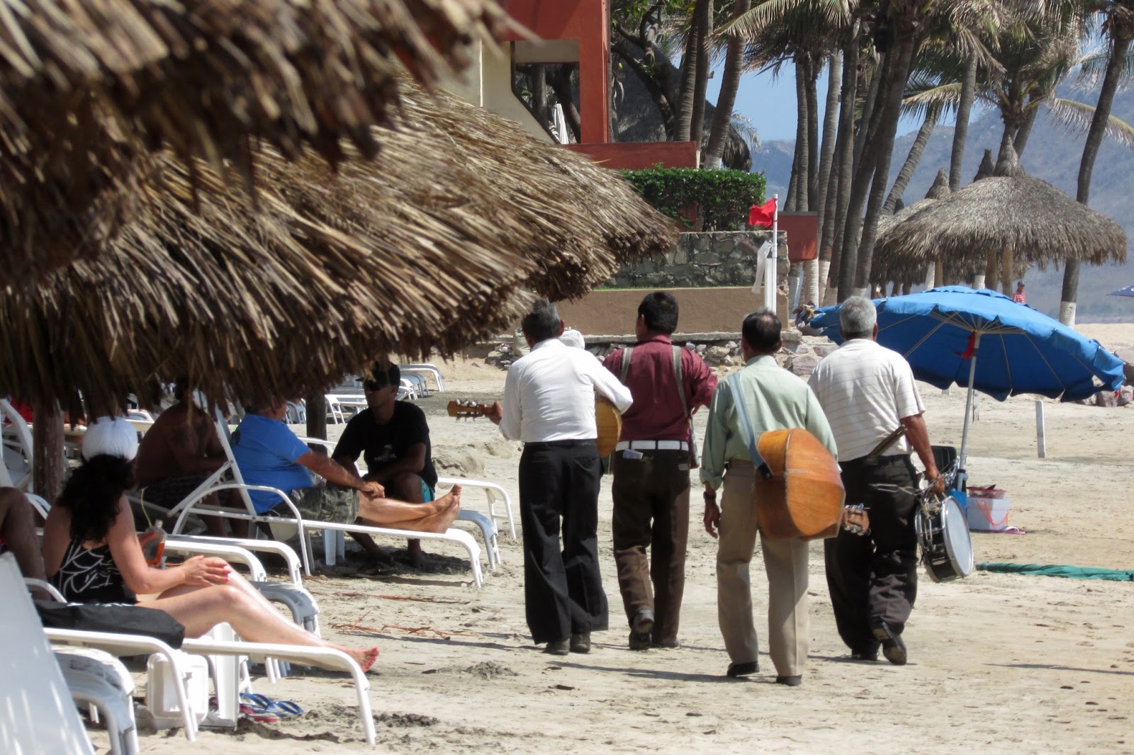 Espacios y despacios: Working while others have fun at the beach ...