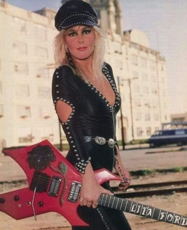 The Queen of Heavy Metal: 30 Portrait Photos of a Young Lita Ford in ...
