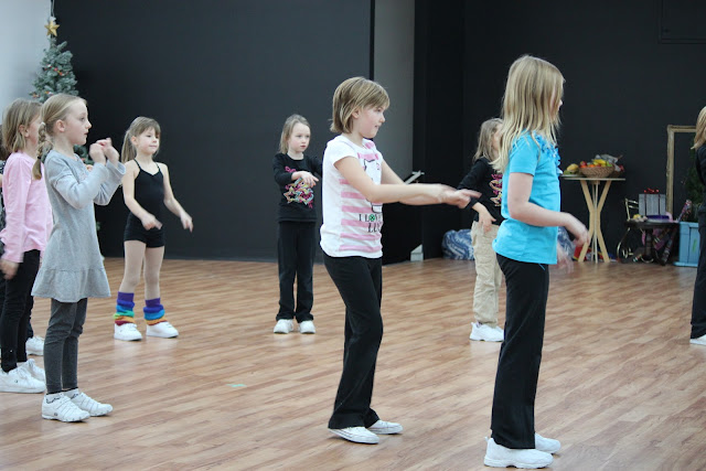 The Crazy Housewife: 9 Ladies Dancing