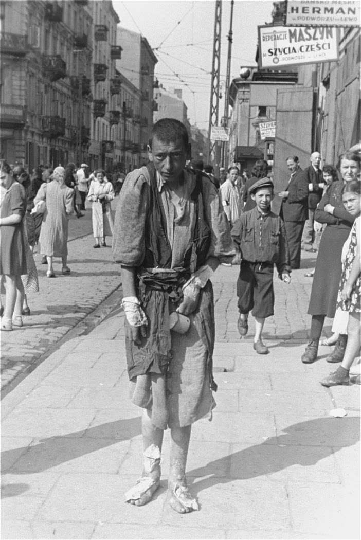 45 Astonishing Vintage Photos That Capture Daily Life In The Ghetto Of Warsaw In The Summer Of
