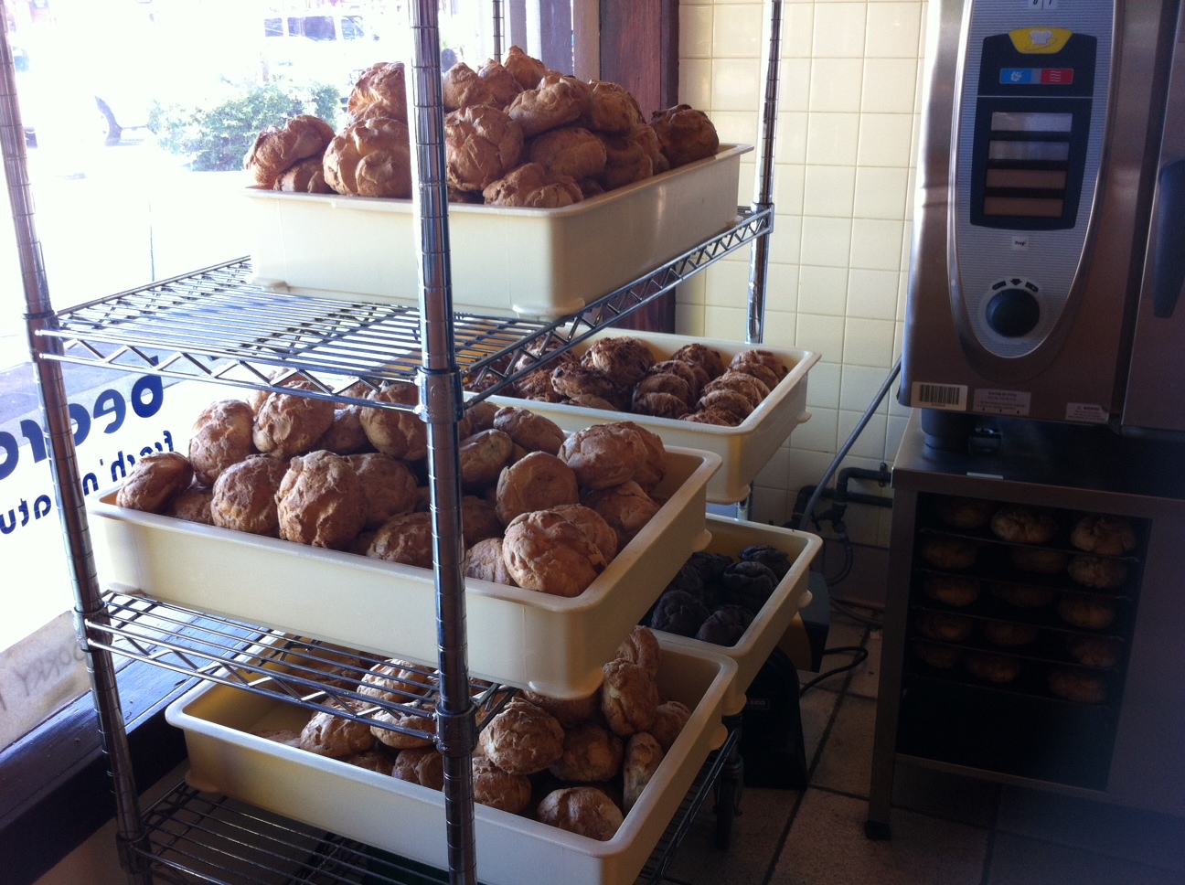 The Pastry Chef's Baking: Bakery Review: Beard Papa