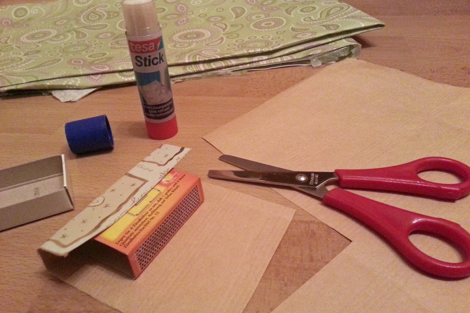 Reuse Old Wrapping Paper DIY Shiny Glitter Things reuse-old-wrapping-paper-diy-shiny-glitter-things