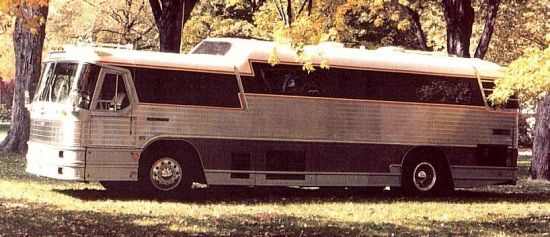 Elvis Presley y su querido bus Flxible VL-100 "VistaLiner"