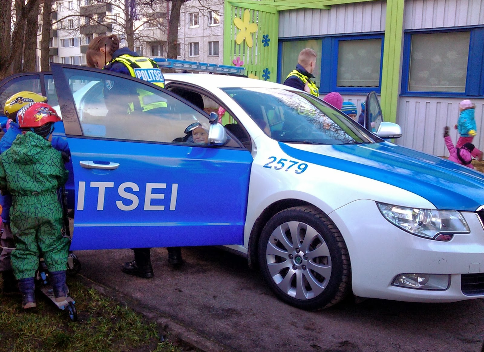 Jänkude toimetused: PÕNEV HOMMIKUPOOLIK LASTEAIA ÕUES - POLITSEIAUTOD ...