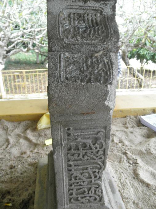 SENI LAMA MELAYU (MALAY OLDEN ART): Batu-batu nesan di makam Sultan ...