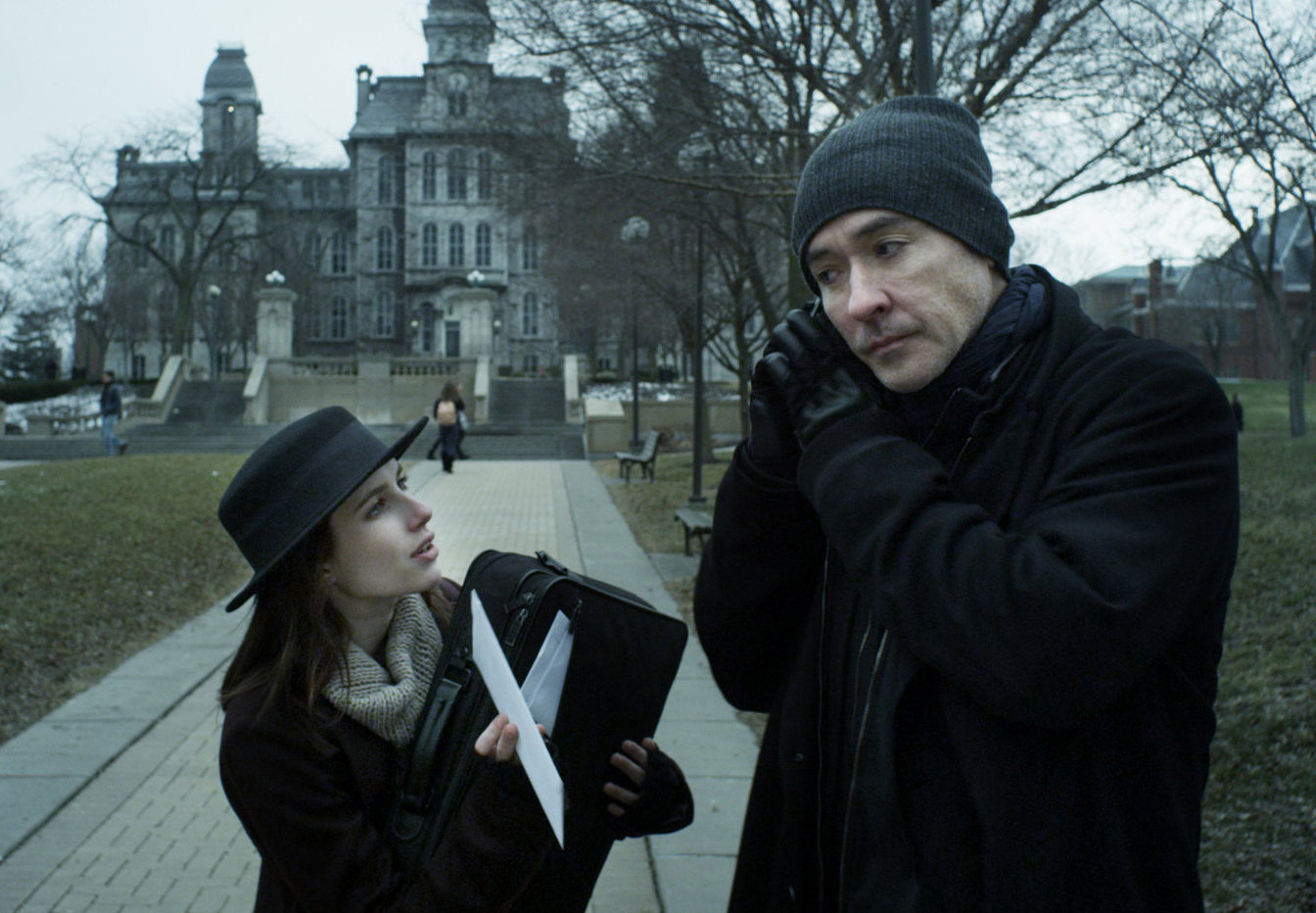 Tráiler | Adult World, con Emma Roberts y John Cusack