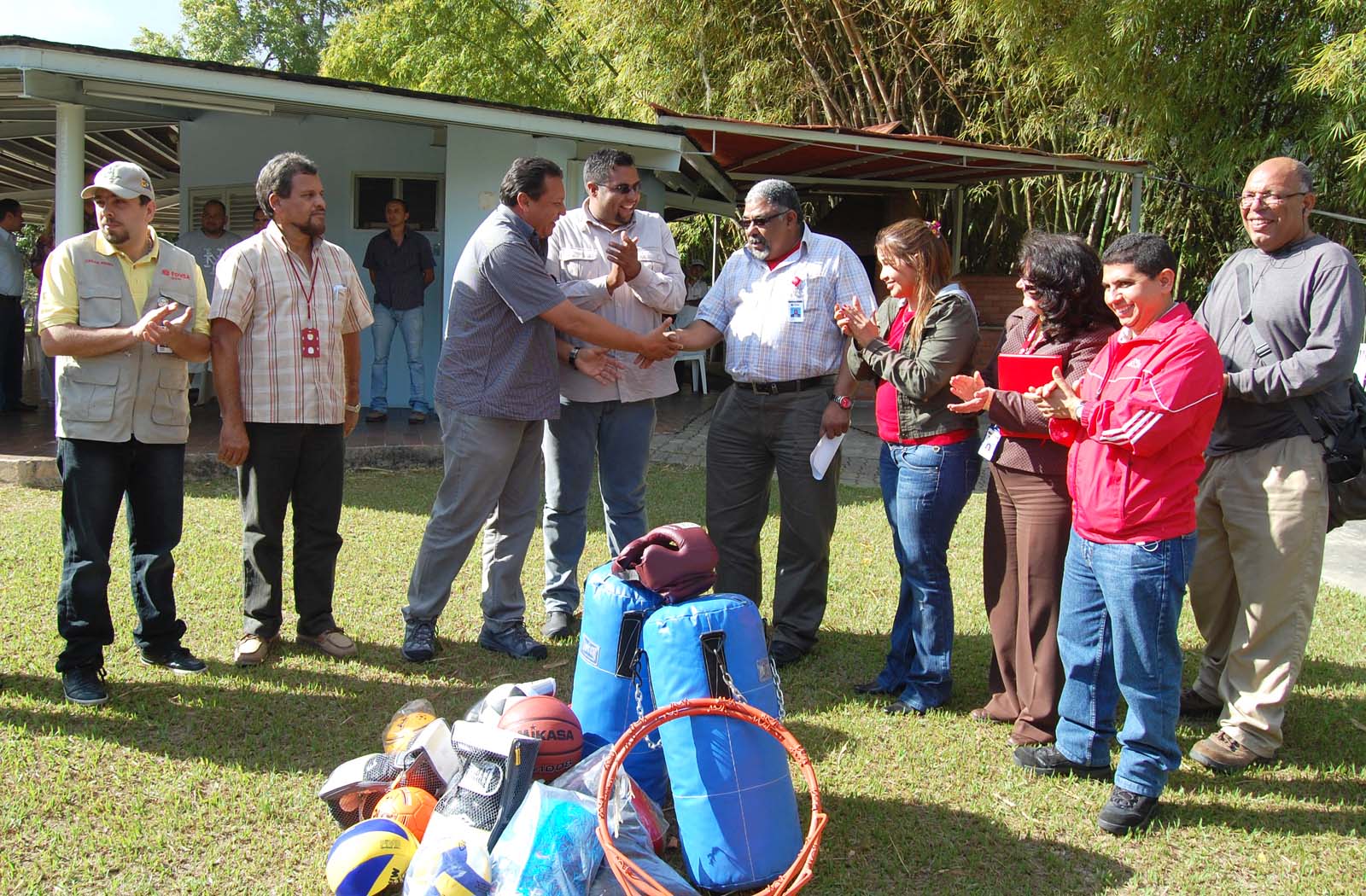 PDVSA- INTEVEP DONA MÁS DE 1200 IMPLEMENTOS DEPORTIVOS AL IAMDR ...