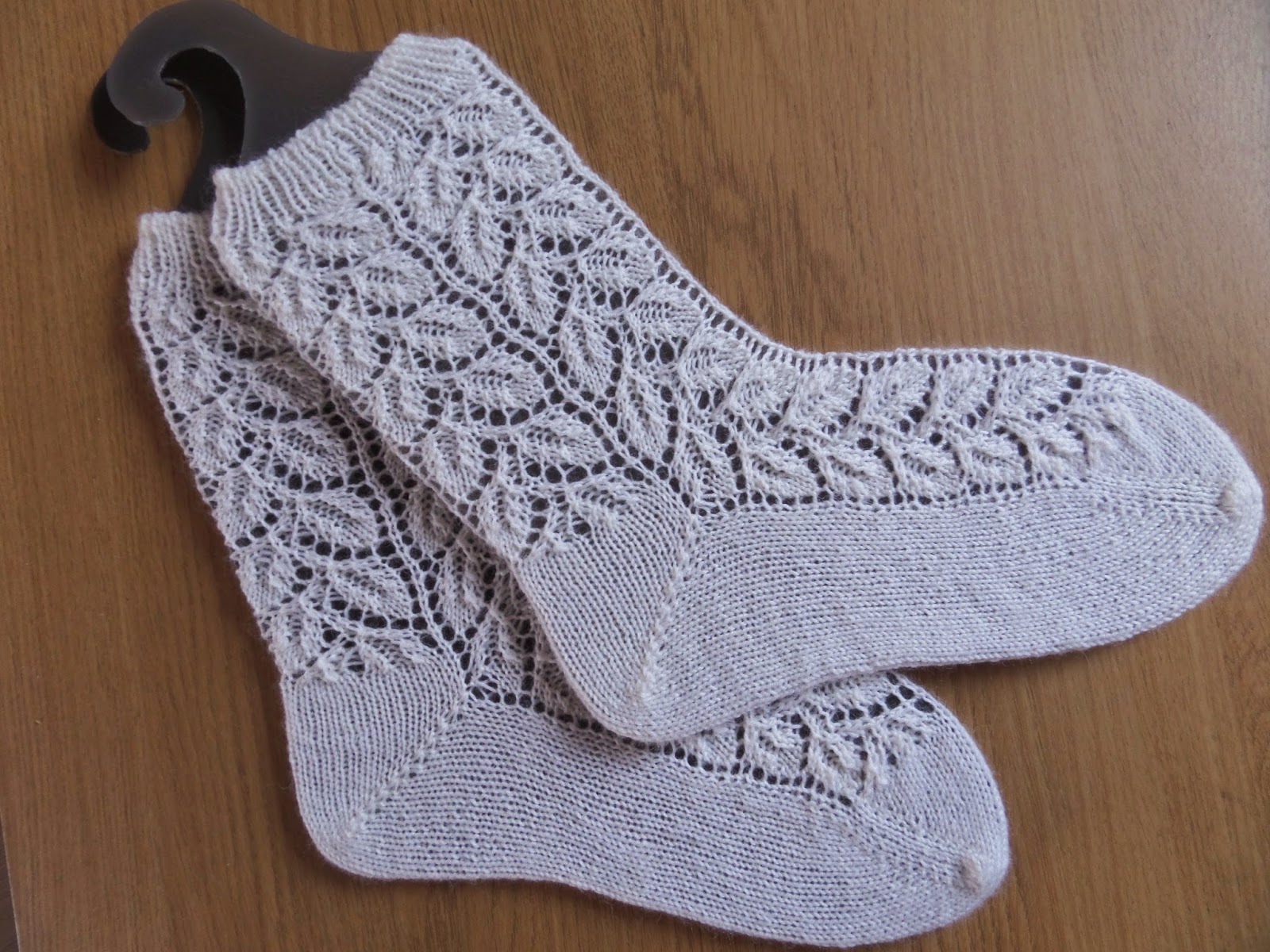 Needles & Pins: Drooping Elm Socks.