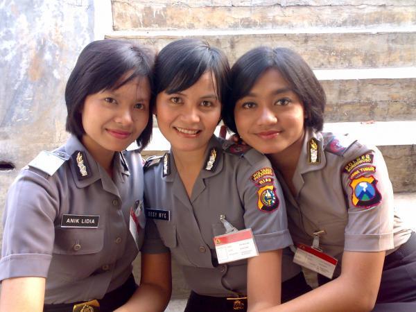 Foto : Polwan Indonesia Berfoto Rame - Rame | berita unik lucu