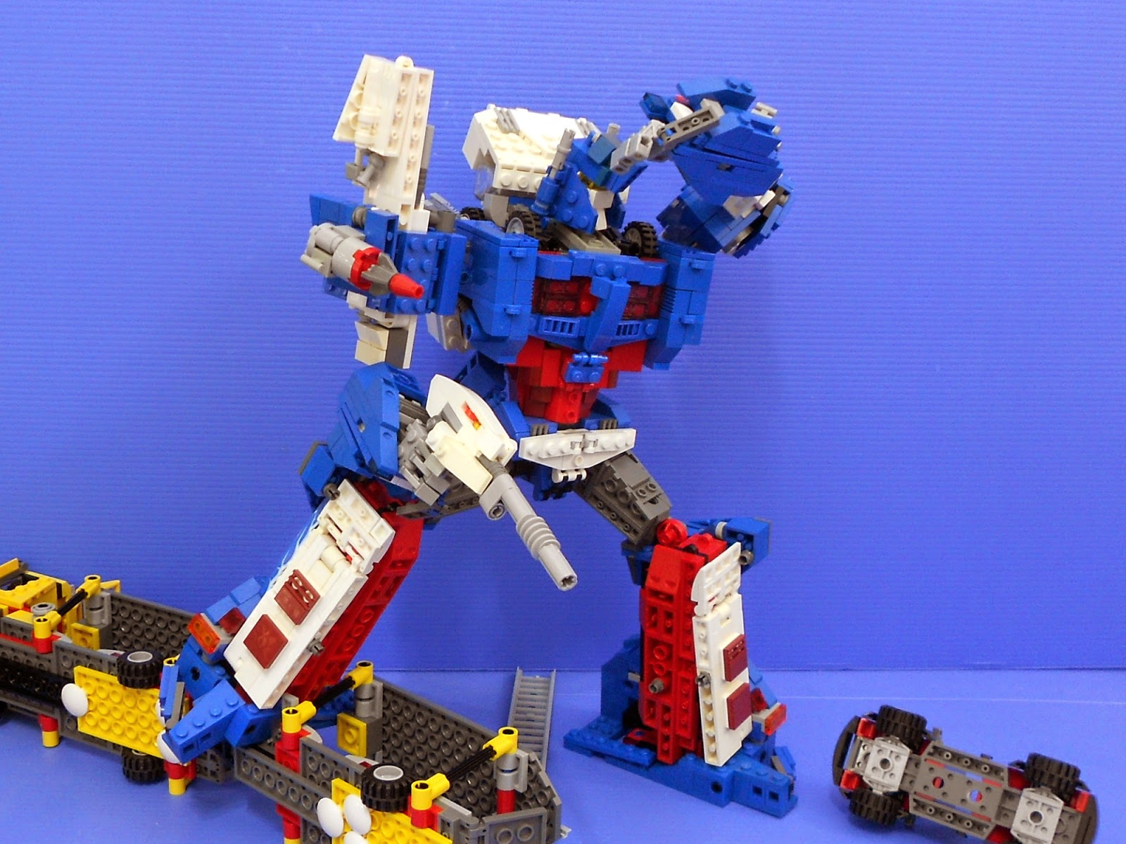 Alanyuppie's LEGO Transformers: LEGO Ultra magnus: Part 3 of 3 (Robot mode)